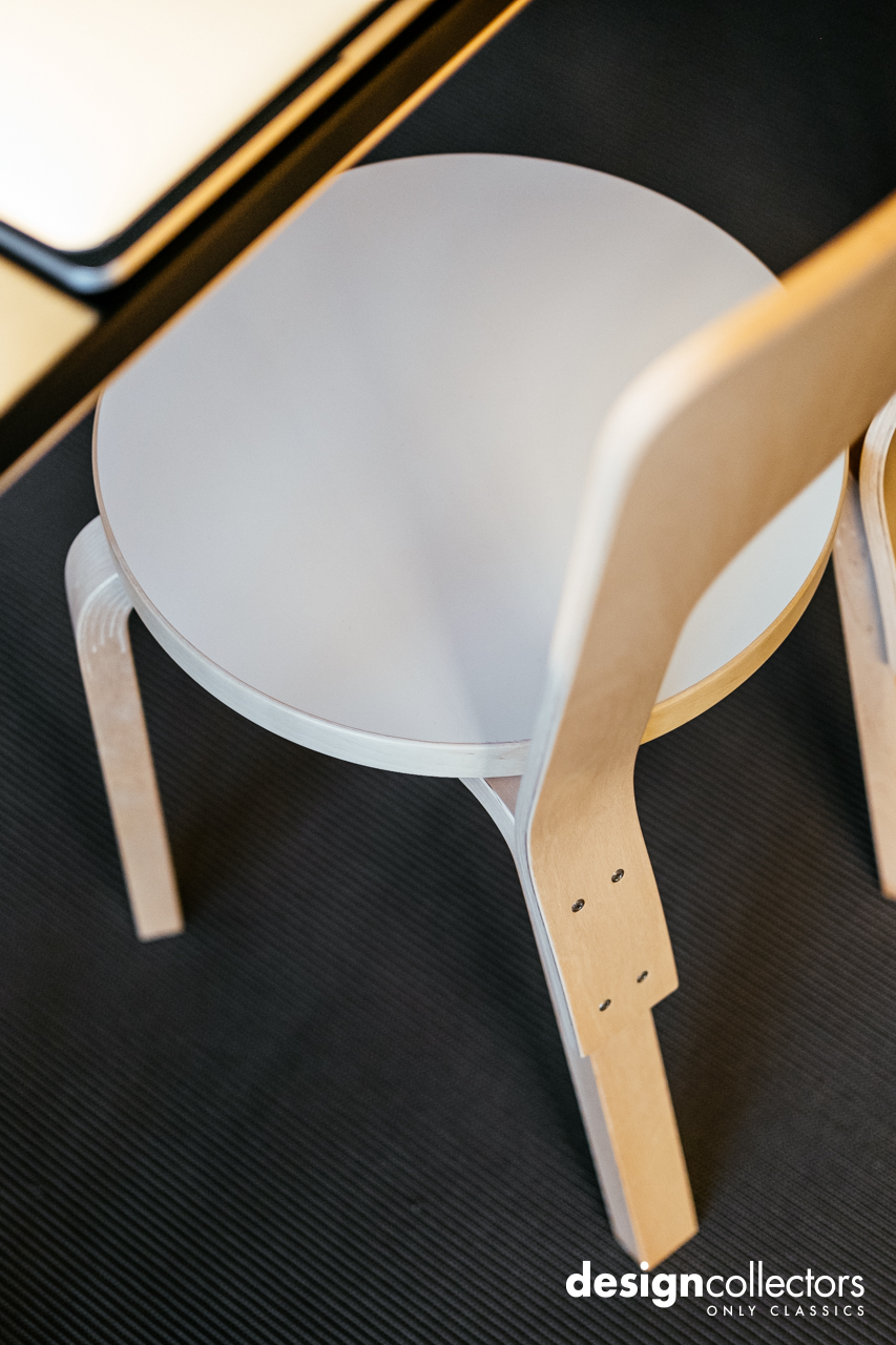 Chair 66 Stoel - Nauurlijk Gelakte Poten, Witte Zitting Artek by Alvar ...