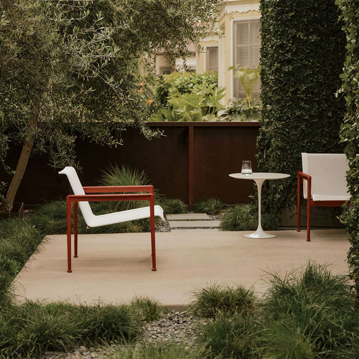 Schultz Longue Chair 1966 with arms, White, Dark Red frame Knoll by ...