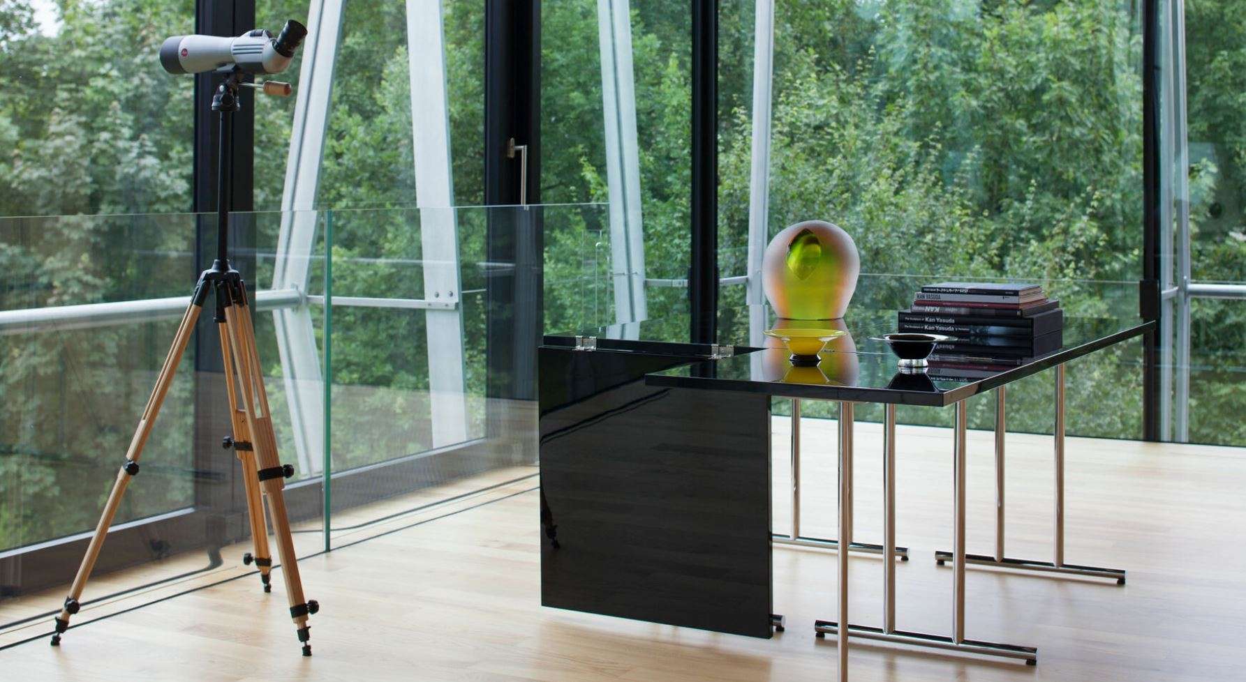 Lou Perou Table, Black Classicon by Eileen Gray, 1926 - The biggest ...